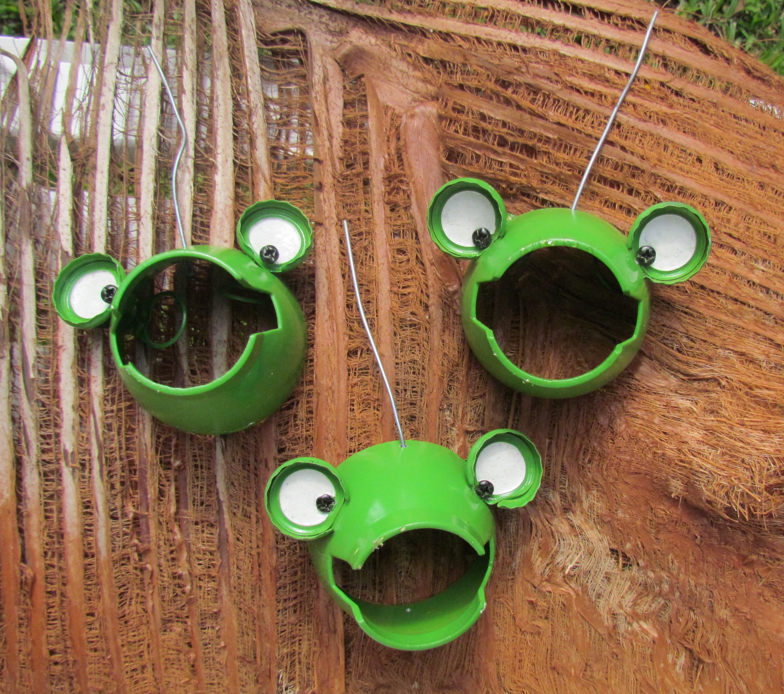 green frogs recycled art | Studio meBu